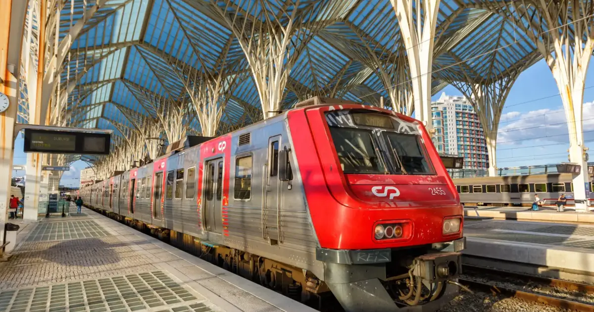 CP reforça oferta de comboios urbanos no Porto e Lisboa durante a ...